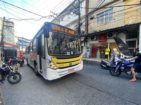 A rotina desagradável de quem precisa das linhas de ônibus na Rocinha