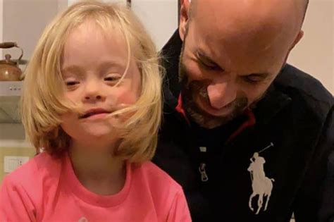 Biologiczna matka ją porzuciła bo ma zespół Downa Ten mężczyzna się