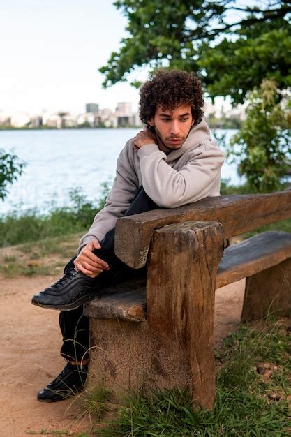 Homem Triste E Contemplativo Sentado Beira Do Lago Foto Gr Tis