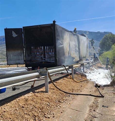 Un camión se incendia en la A 44 a la altura de La Guardia Puerta Barrera