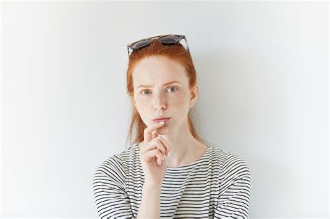 Retrato De Mujer Joven Pelirroja Con Gafas De Sol Foto Gratis