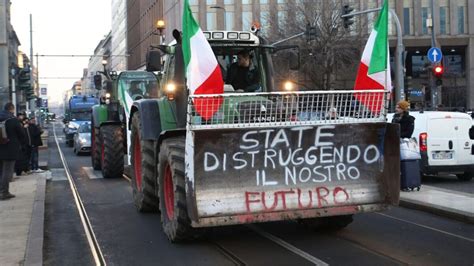 La Protesta Degli Agricoltori Verso Una Marcia Su Roma Con I Trattori