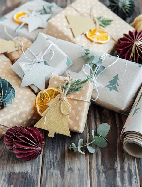 Cajas de regalo caseras decorativas navideñas envueltas en papel kraft