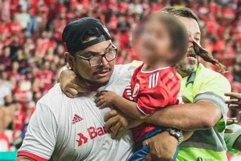 Homem invade campo criança no colo e agride jogador após Inter x