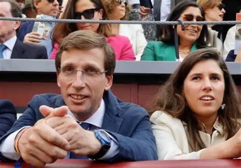 Almeida fija fecha para su boda con Teresa Urquijo 22 años menor que él