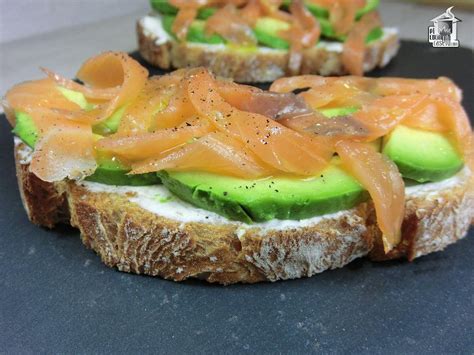 Tosta de salmón ahumado aguacate y queso crema El cocinero casero