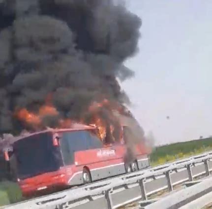 Vatrogasci u borbi sa plamenom Zapalio se autobus na auto putu između