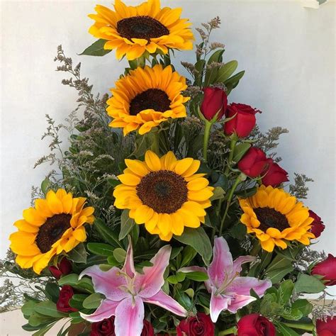Arreglo Floral De Girasoles Con Rosas Hermoso Arreglo De Flores