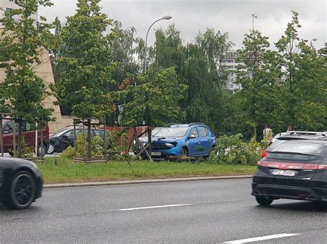 Kolizja dwóch samochodów na Alei Armii Krajowej w Rzeszowie ZDJĘCIA
