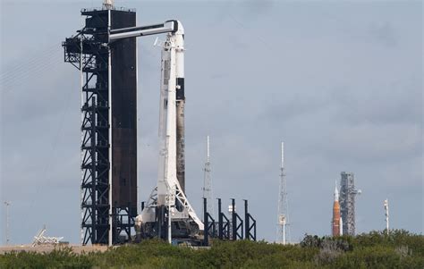 Lihat Artemis 1 Moon Rocket NASA Misi Astronot SpaceX Ax 1 Di Landasan