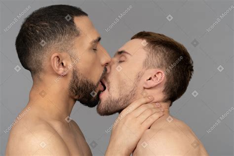 Photo De Deux Hommes Qui S Embrassent