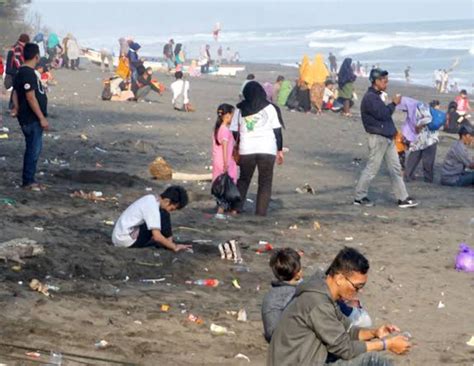 Waduh Sampah Berserakan Di Tempat Wisata Tanjung Pakis Triberita