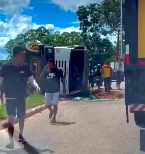 Caminhão de lixo tomba e garis ficam feridos em Rio Branco veja o