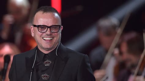 Gigi D Alessio papà per la sesta volta è nata Ginevra
