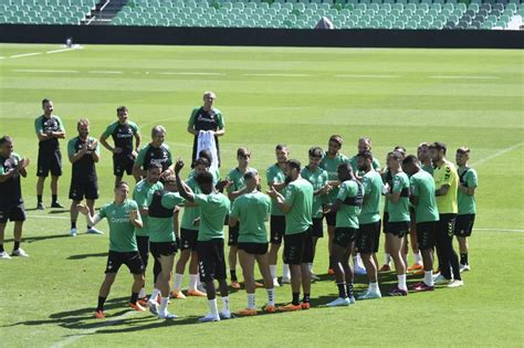 El pasillito a Joaquín en su último entrenamiento con el Betis
