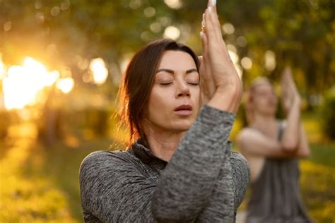 Free Photo Side View Women Meditating In Nature