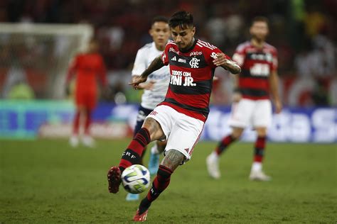 Números mostram como volta de Pulgar é essencial para o Flamengo