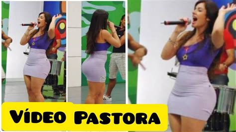 PASTORA EVANGÉLICA ORIENTA COMO IRMÃ CANTAR NO MICROFONE DO MARIDO