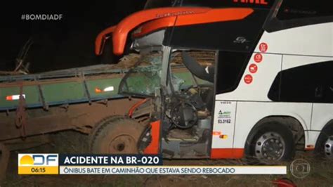 Uma Pessoa Morre Em Batida Entre Um Nibus E Dois Caminh Es Bom Dia