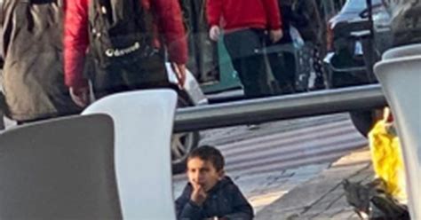 Fëmija u zhduk pa lënë gjurmë fotografohet në rrugë një vogëlush që ka