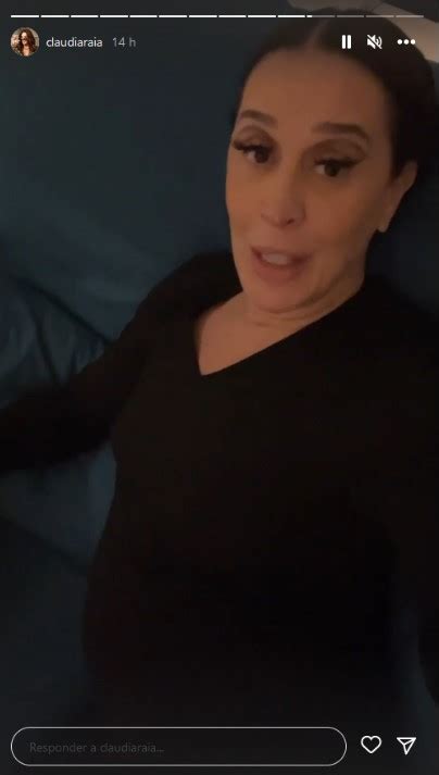 Grávida aos 55 anos Claudia Raia deixa aparecer barriguinha