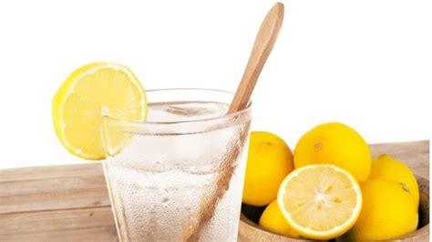 Tomar agua tibia con limón en ayunas es malo Crea tu cuerpo