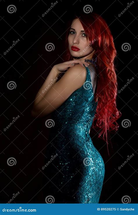 Belle Femme Rousse Avec Des Gros Seins Dans Une Robe Serrée Posant Sur