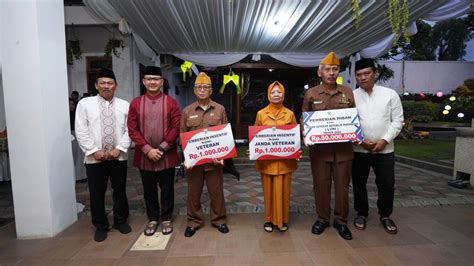 Foto Pemkot Batu Serahkan Dana Hibah Dan Insentif Untuk Legiun Veteran
