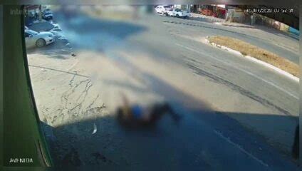 Mulher é arremessada de moto após ser atingida por carro que furou