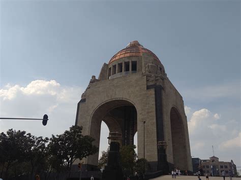 HISTORIA El Monumento a la Revolución es una obra arquitectónica y un
