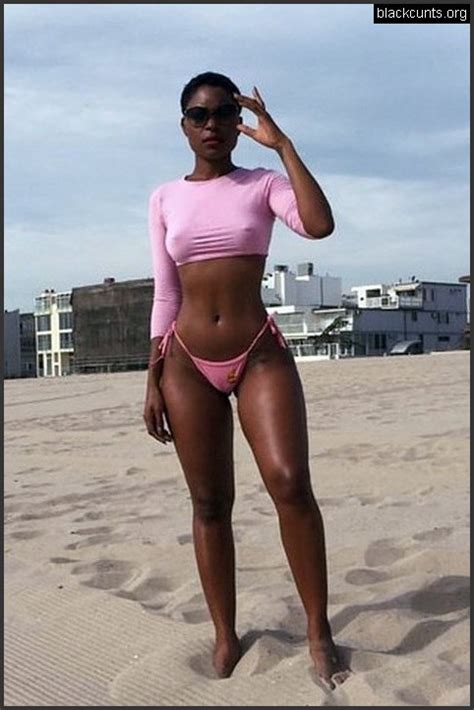 Beddable Black Model Monti Dever