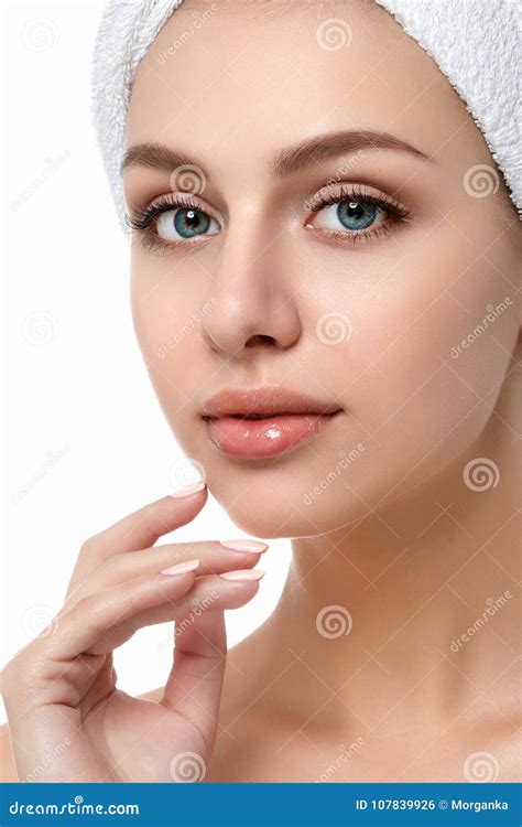 Portrait De La Jeune Belle Femme Touchant Son Visage Photo Stock