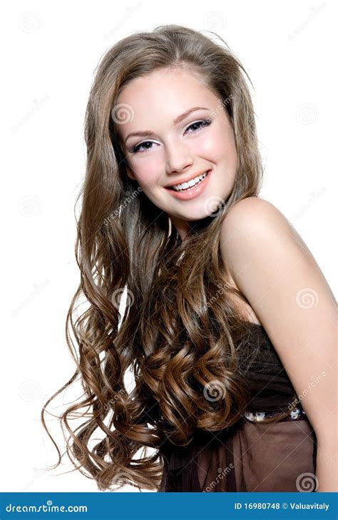 Belle Jeune Fille Heureuse Avec De Longs Poils Bouclés Photo stock