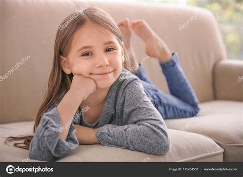 Petite Fille Mignonne Allong E Sur Canap Maison Photo De Stock Par