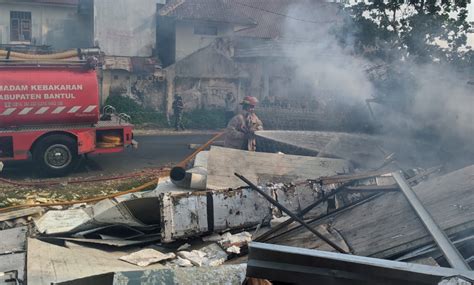 Kebakaran Hebat Di Gudang Barang Bekas Di Bantul Kerugian Capai Rp 10