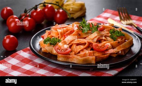Pâtes de fettuccine aux crevettes aux tomates cerises à la sauce aux