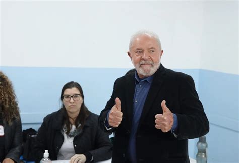 Lula vota em São Bernardo e manda recado aos bolsonaristas fanáticos