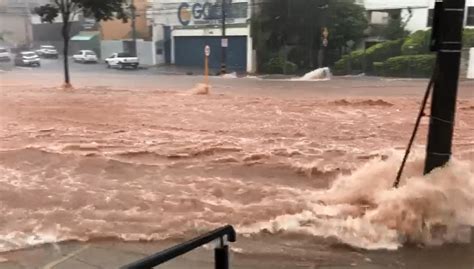 Chuva alaga ruas e enxurrada arrasta veículos em Bauru Bauru e