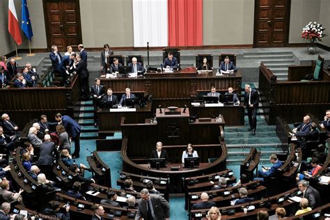 Sondaż CBOS Rośnie przewaga KO nad PiS