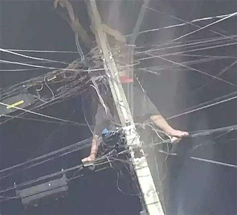 Homem Aranha é flagrado pendurado em poste enquanto fazia gato de