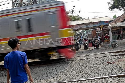 Perlintasan Kereta Tanpa Palang Pintu Antara Foto