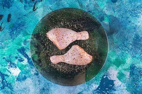 Surowe Podudzia Z Kurczaka Marynowane W Talerzu Darmowe Zdjęcie