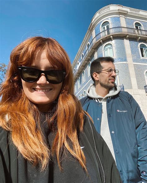 Carolina Deslandes faz mudança de visual radical Veja o antes e o depois