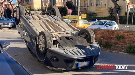 Viale Nazario Sauro Urta Vettura In Sosta E Si Ribalta Con L Auto