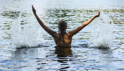 Bild zu Oben ohne an der Münchner Isar Juni Hitzerekord geknackt
