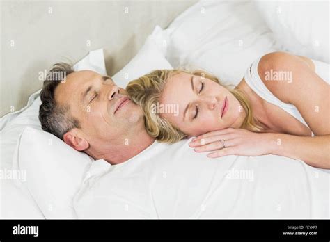 S Es Paar Kuscheln Im Bett Stockfotografie Alamy