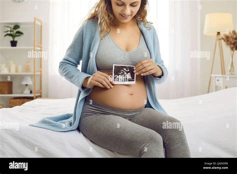 Une Jeune Femme Enceinte Heureuse Montre Une Chographie Du F Tus De