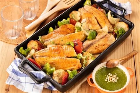 Fil De Peixe Assado Legumes Refei O Completa E Saborosa Folha