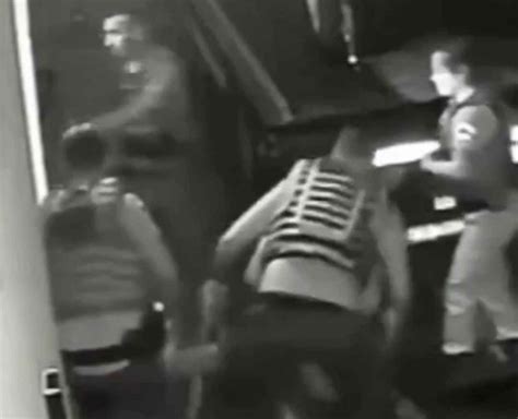 Vídeo Policiais invadem casa errada e ainda agride moradores