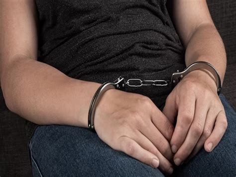 Mãe obriga filhas de 10 e 12 anos a se prostituir e é presa após